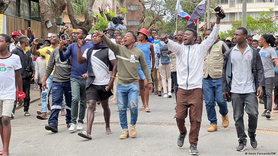 ++ Moçambique: Milhares participam em protestos da RENAMO ++ – DW – 17 ...