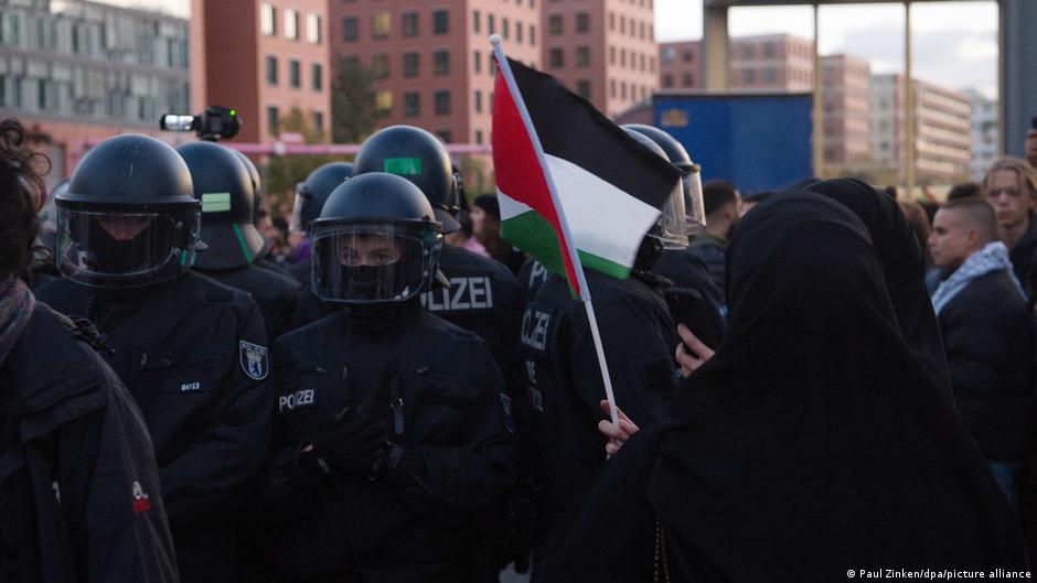 Hundreds arrested despite protest ban in Berlin – DW – 10/20/2023