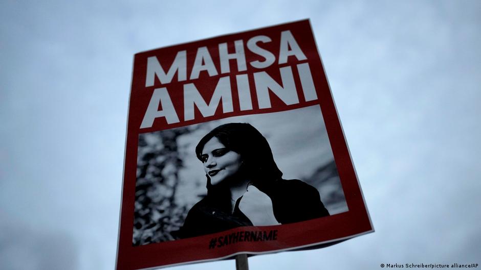 Mujeres iraníes recogen Sájarov a "Mujer, vida y libertad" – DW – 12/12 ...