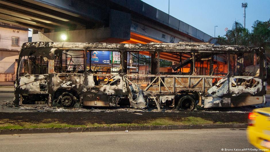 Brazil: Rio gangsters torch 35 buses after crime boss killed – DW – 10 ...