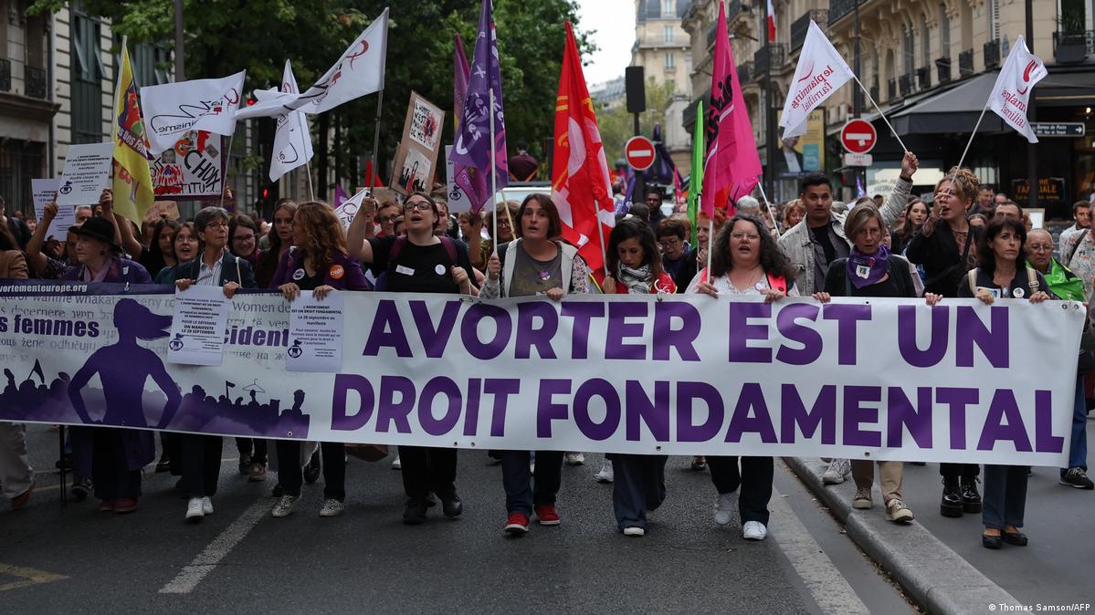 France: Macron promises to make abortion rights irreversible – DW – 10 ...