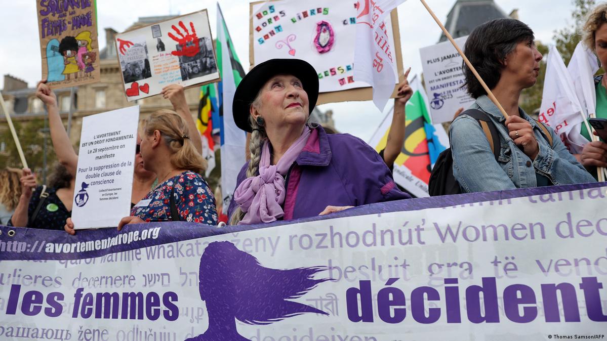French lawmakers vote to enshrine abortion in constitution – DW – 01/31 ...