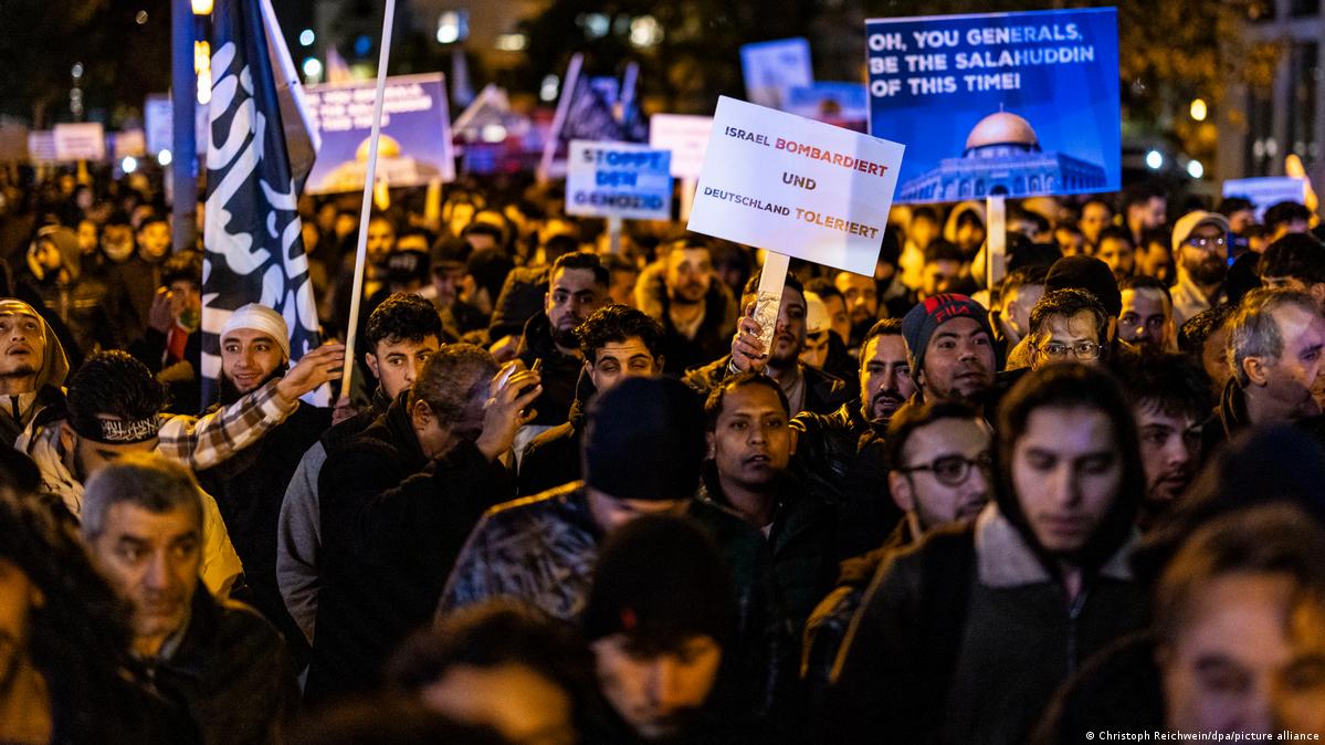 Germany: 3,000 pro-Palestinian protesters gather in Essen – DW – 11/03/2023
