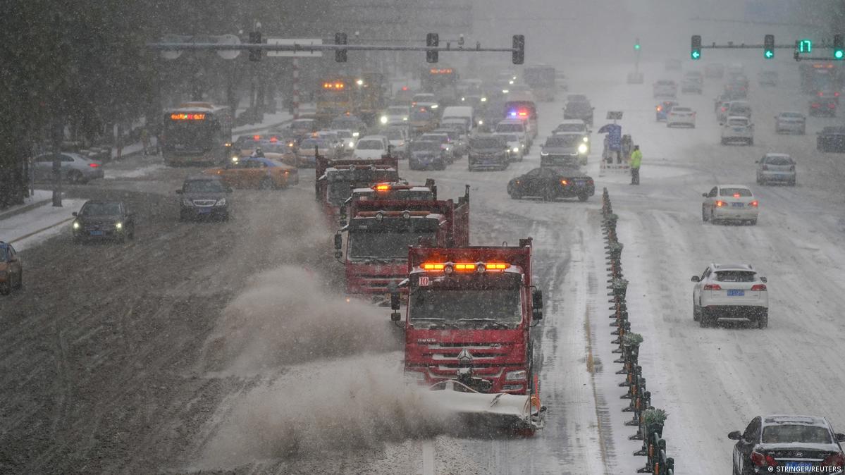 Heavy snow blankets northern China