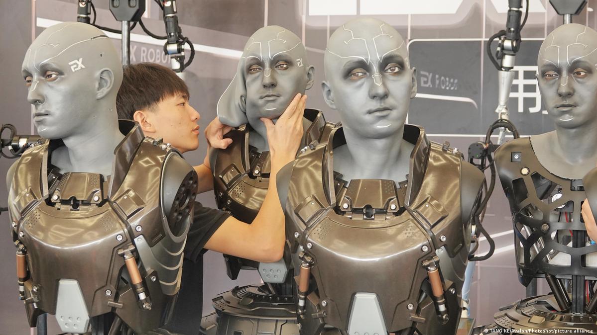 China planea producir en masa robots humanoides para 2025 – DW – 06/11/2023