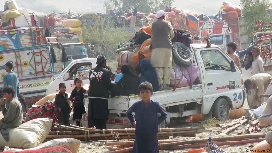 Deported Afghans cross Pakistan border confused and angry – DW – 11/08/2023