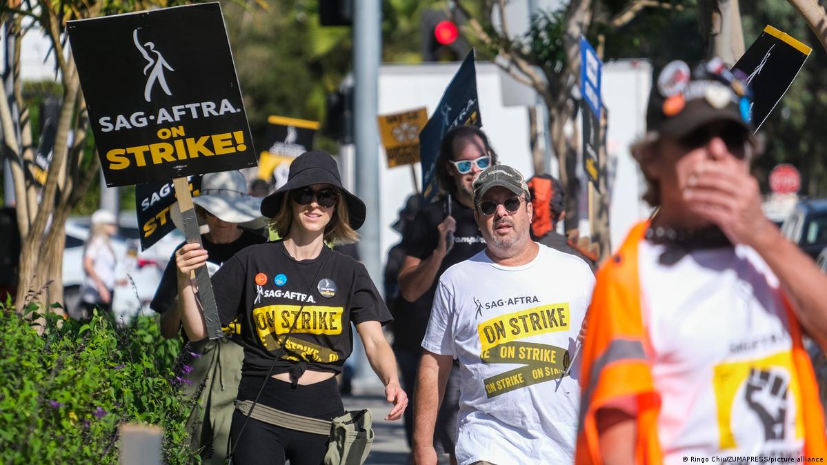 Hollywood actors reach deal with studios to end strike – DW – 11/09/2023