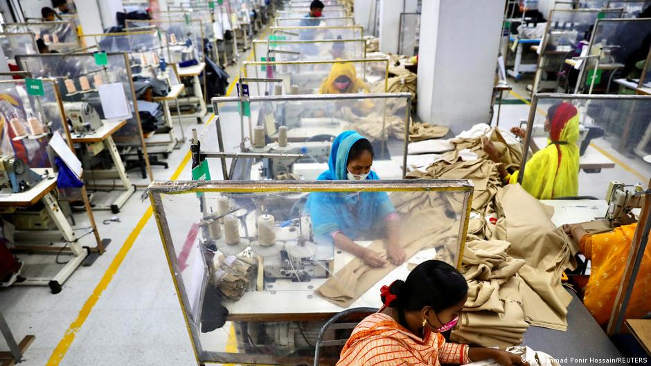 Bangladeshi textile workers fight for higher wages – DW – 12/01/2023
