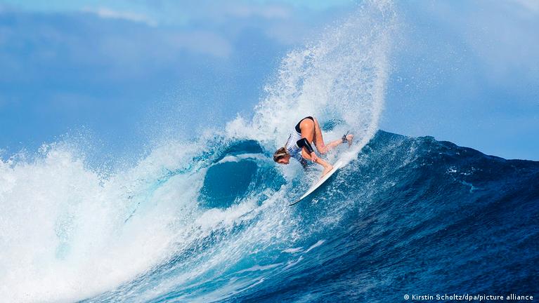 Australiana surfea la ola más alta y bate récord Guinness – DW – 09/11/2023