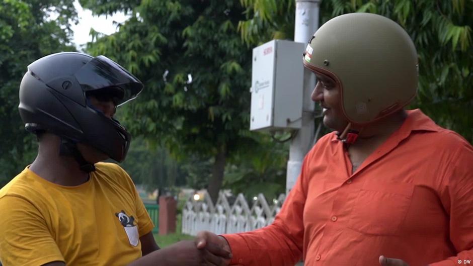 Helmet Man: India's unlikely road safety activist – DW – 11/14/2023