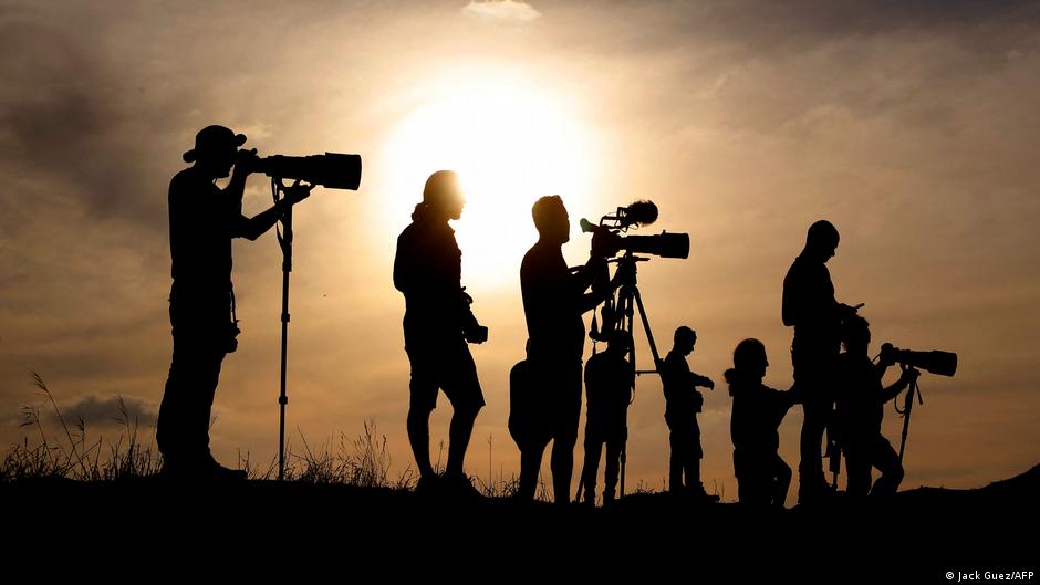 Qual deve ser a "arma" do jornalista angolano? – DW – 28/03/2025