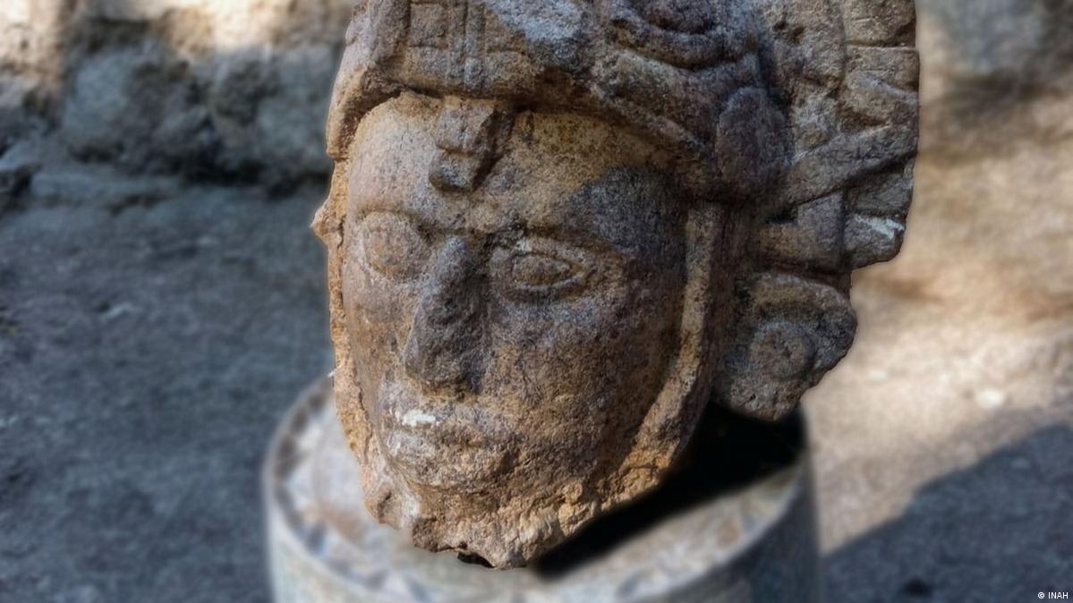 México: emerge rostro esculpido de guerrero en Chichén Itzá – DW – 10 ...