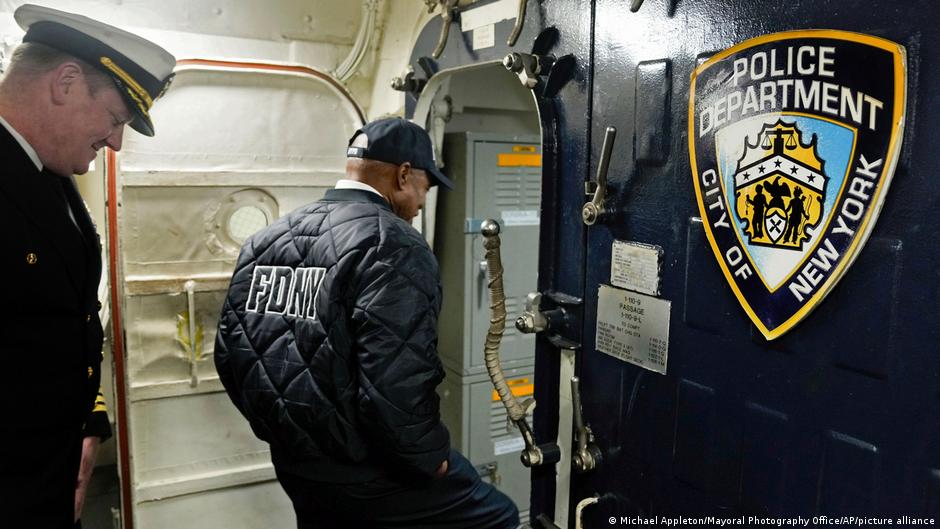 FBI seizes New York mayor's phones in corruption probe – DW – 11/11/2023