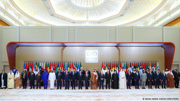 Iranian President Raisi in Saudi Arabia for Gaza summit – DW – 11/11/2023