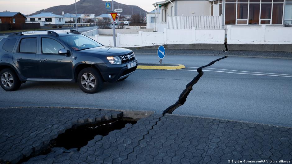 Iceland braces for eruption as fissures emerge in Grindavik – DW – 11 ...