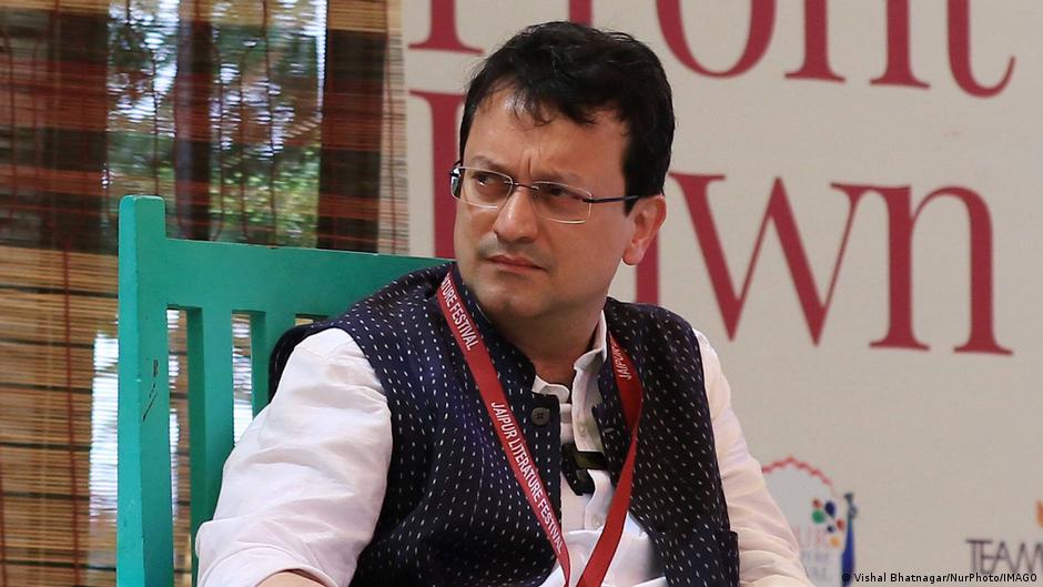 Documenta committee resigns in wake of antisemitism claims – DW – 11/17 ...