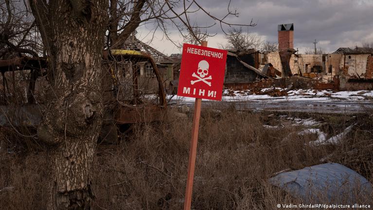 Ukraine updates: Russian mines drive casualties in Ukraine – DW – 11/14 ...