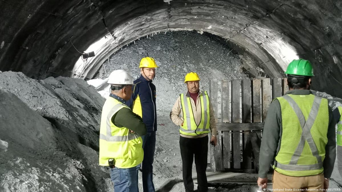 India: Officials mull new plans in Himalayan tunnel rescue – DW – 11/19 ...