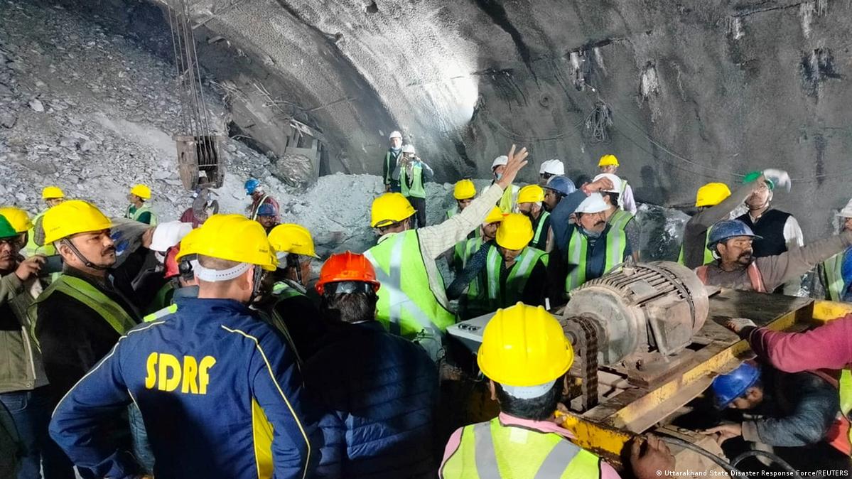 India tunnel collapse: Some trapped workers falling sick – DW – 11/15/2023