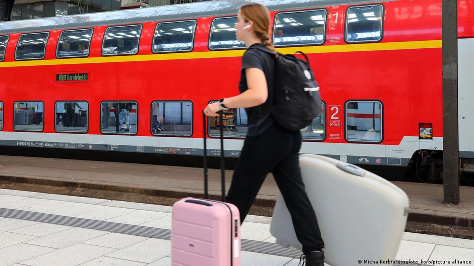 Germany: 20-hour rail strike leads to major disruption – DW – 11/16/2023
