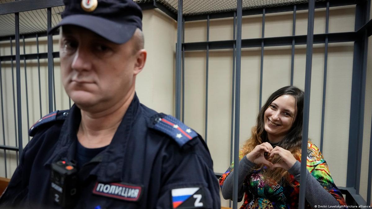 Russia jails artist over anti-war supermarket protest – DW – 11/16/2023