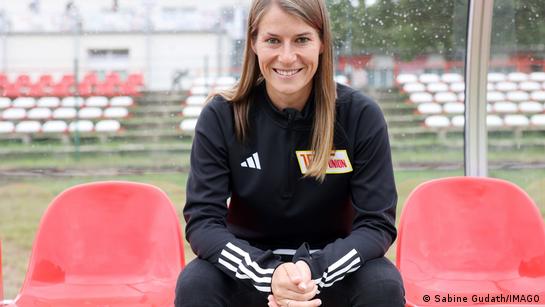 Marie-Louise Eta: Bundesliga coaching pioneer – DW – 11/24/2023