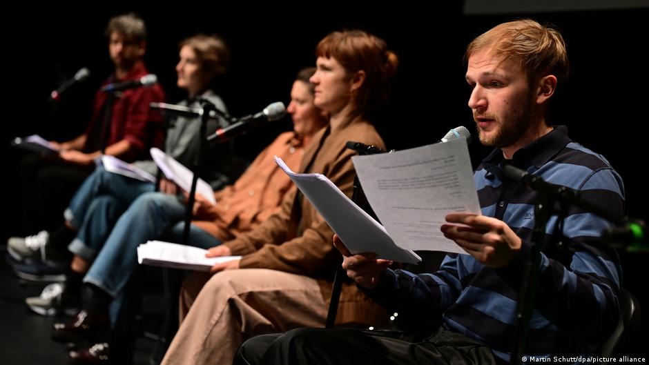 "Атака собачьими фекалиями" - скандал на сцене театра – DW – 23.11.2023
