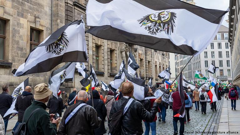 "Königreich Deutschland"-Verbot: Wer sind "Reichsbürger"?