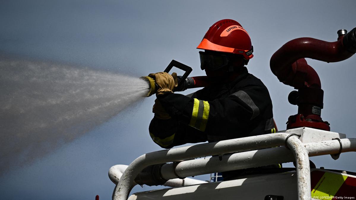 Diseñan un robot en forma de dragón para apagar incendios – DW – 22/12/2023
