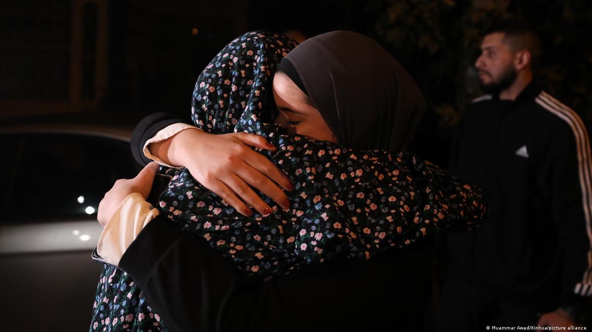 Israel liberta prisioneiros palestinianos em troca de reféns