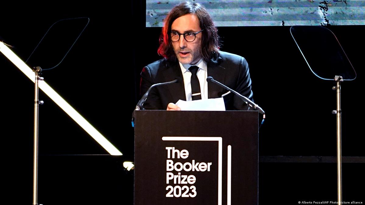 Irish author Paul Lynch wins Booker Prize for 'Prophet Song' – DW – 11 ...