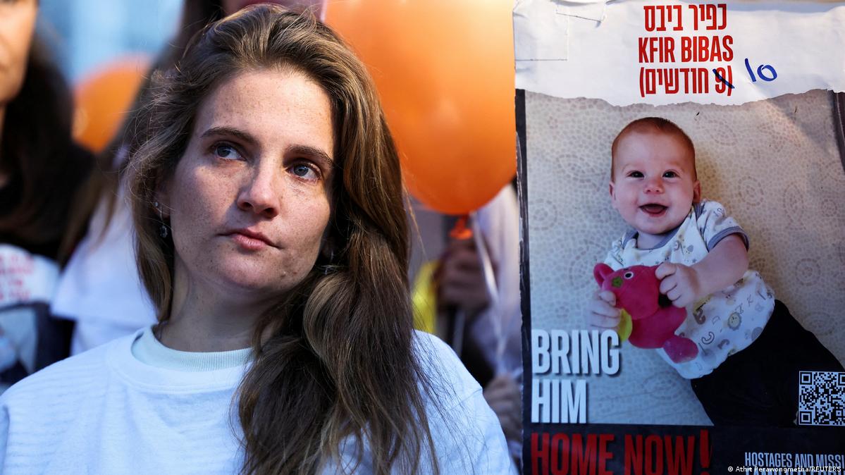 Бебето, което стана символ на бруталността на Хамас – DW – 1.12.2023