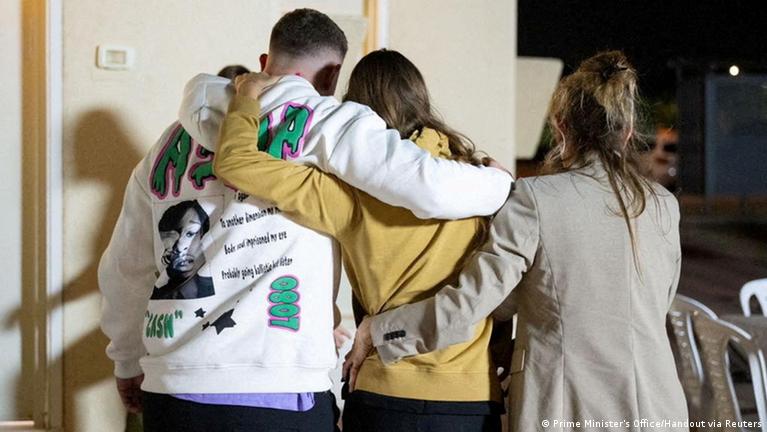 Endlich frei - was israelische Geiseln berichten – DW – 06.12.2023