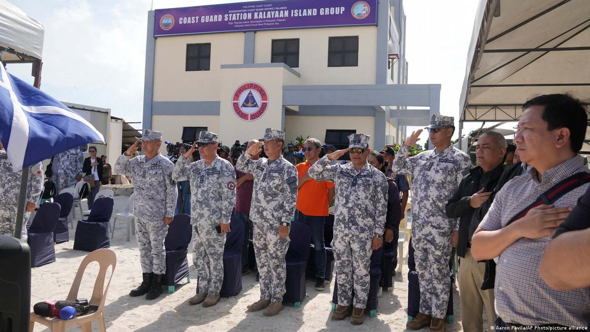 Philippines opens South China Sea monitoring base – DW – 12/01/2023