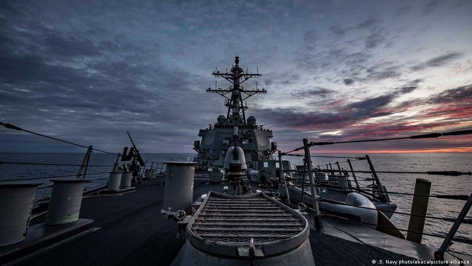 Destructor USS CARNEY derriba drones hutíes en el mar Rojo