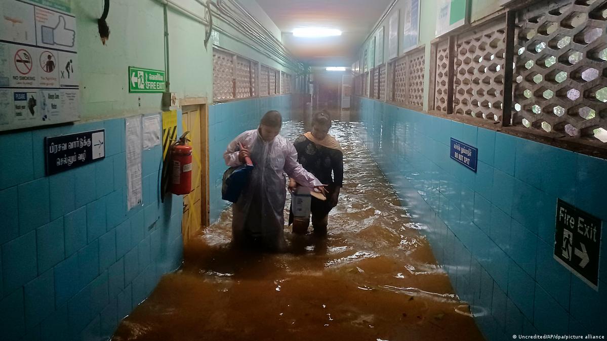 India: Cyclone Michaung makes landfall, several dead – DW – 12/05/2023
