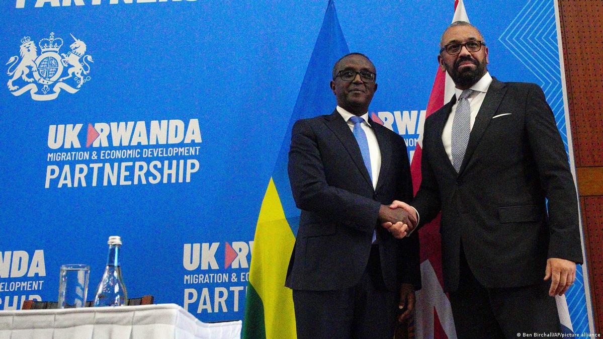 UK seeks to revive migrant transfer deal with Rwanda – DW – 12/05/2023