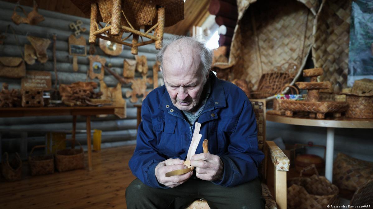 Finland: Artist creates sustainable art from birch bark – DW – 12/10/2023