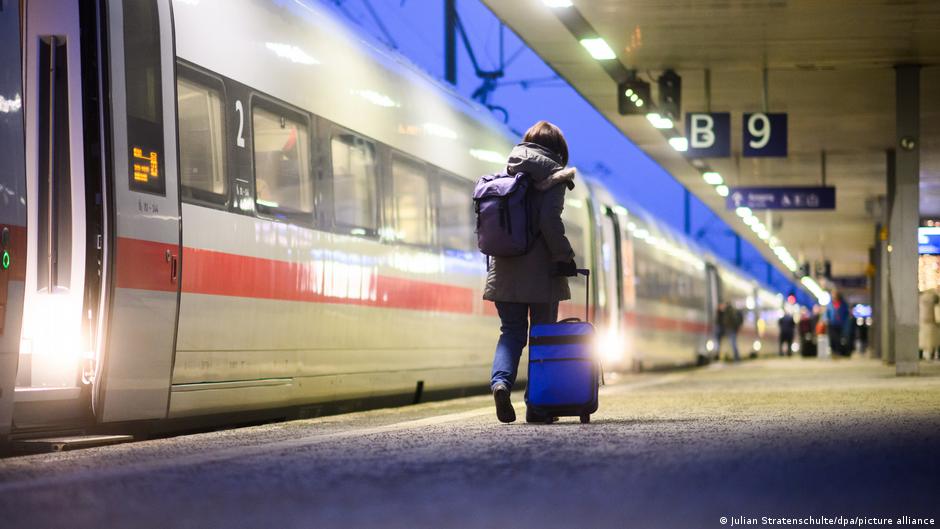 Germany's train services halted in longest strike yet – DW – 01/24/2024