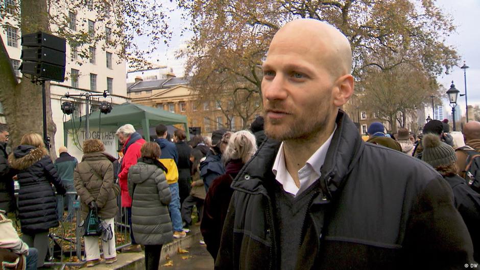 Israelis, Palestinians in London call for end to conflict – DW – 12/08/2023