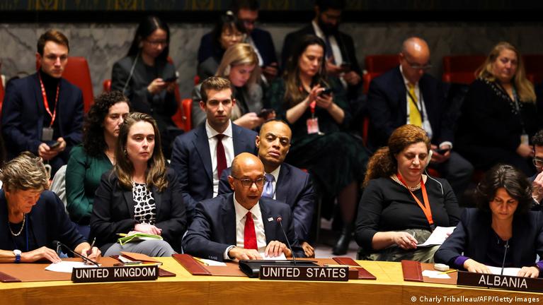 Israel-Hamas war: US vetoes UN call for Gaza cease-fire – DW – 12/09/2023