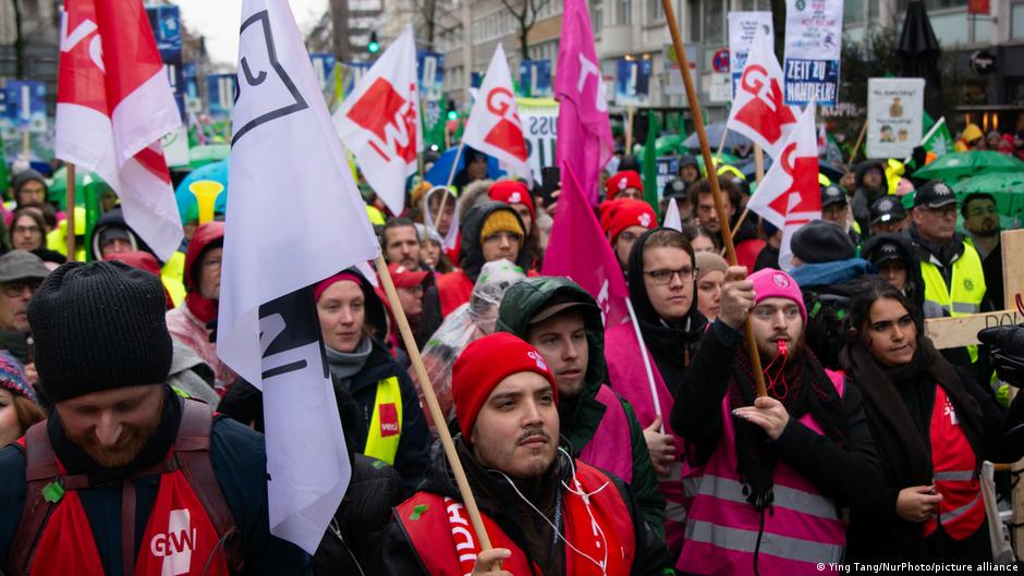 Germany: Public sector workers strike wage deal – DW – 12/09/2023