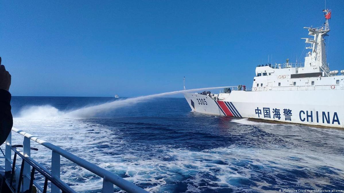 中国海警在黄岩岛附近举行升国旗仪式 – DW – 2025年10月1日