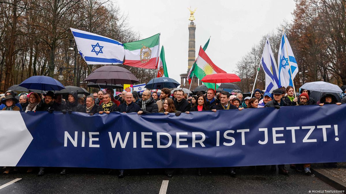 Germany: Thousands rally in Berlin against antisemitism – DW – 12/10/2023