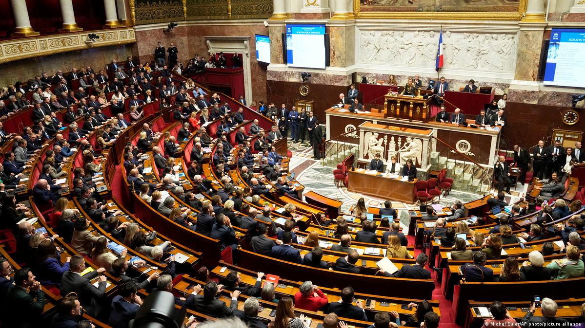 France passes controversial immigration bill
