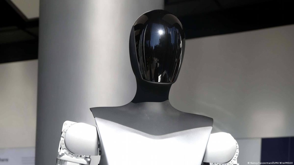 Tesla: nuevo robot humanoide manipula un huevo sin romperlo – DW – 14 ...