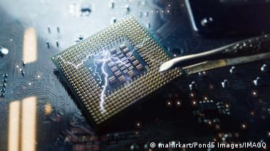 Faster computers: First graphene semiconductor paves the way – DW – 01 ...