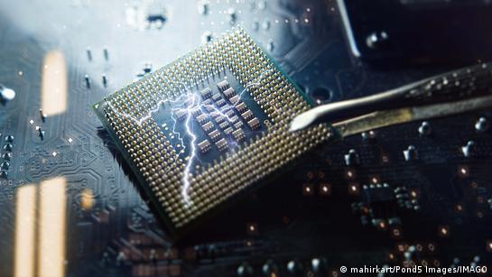 Faster computers: First graphene semiconductor paves the way – DW – 01 ...