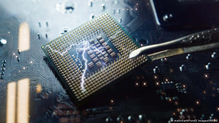 Faster computers: First graphene semiconductor paves the way – DW – 01 ...