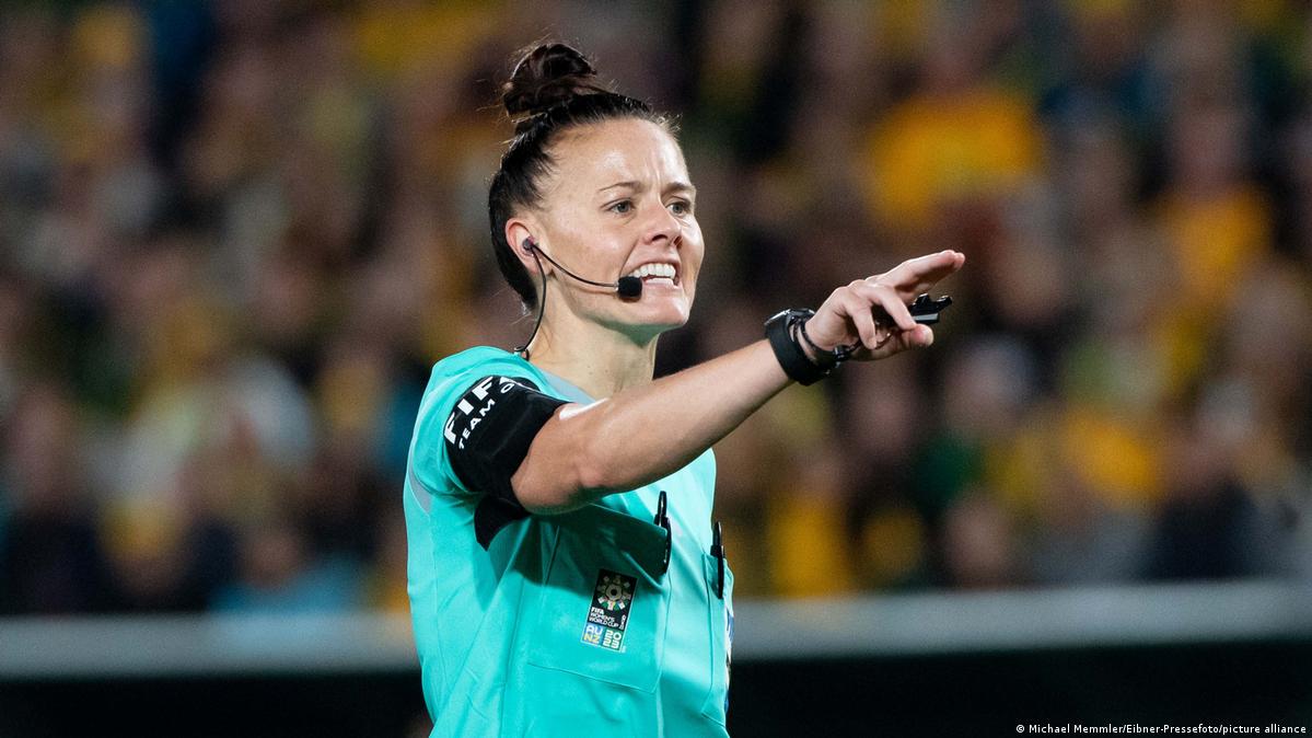 Rebecca Welch, la primera árbitra de la Premier League